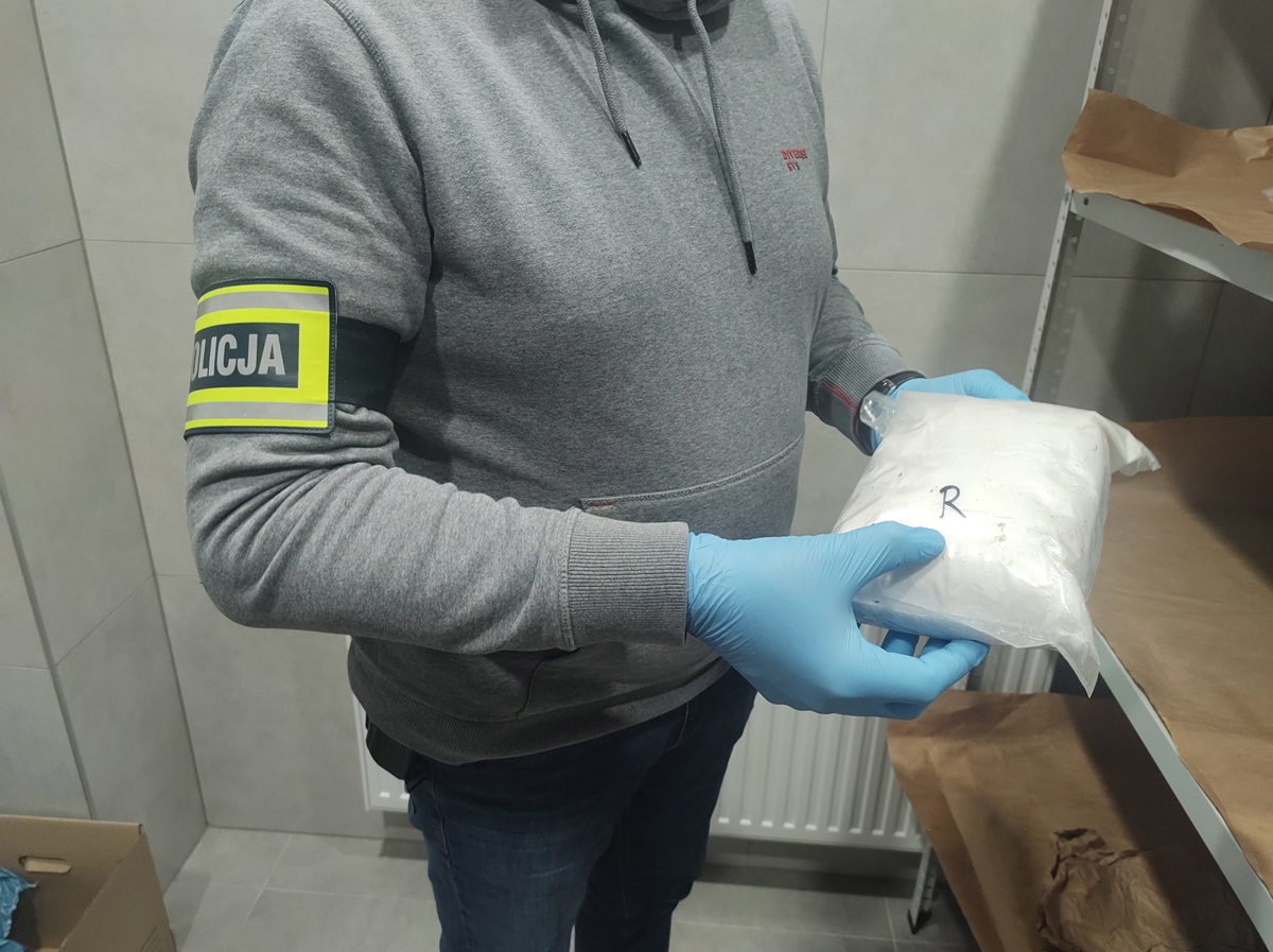 Policjanci zabezpieczyli ponad 2 kilogramy narkotyków, a ich właściciel ... Policjanci zabezpieczyli ponad 2 kilogramy narkotyków, a ich właściciel ...